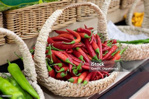 빨간 뜨거운 칠리 페퍼의 무리와 고리 버들 바구니 잘 익은 향신료 야채 시념 칠리 페퍼 0명에 대한 스톡 사진 및 기타 이미지 0명 건강한 식생활 고리 세공 Istock
