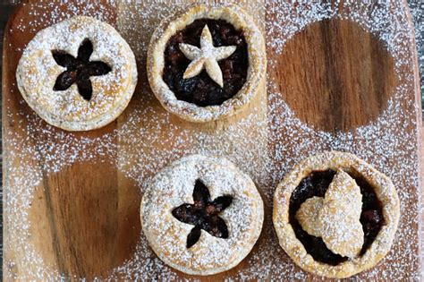 수제 다진 파이의 나무 도마 풀 프레임 이미지 달콤한 다진 고기 별 모양의 패스트리 누락 된 타르트 목회선 배경 높은 전망 전경의 초점 으로 채워진 바삭바삭한 페이스트리 0