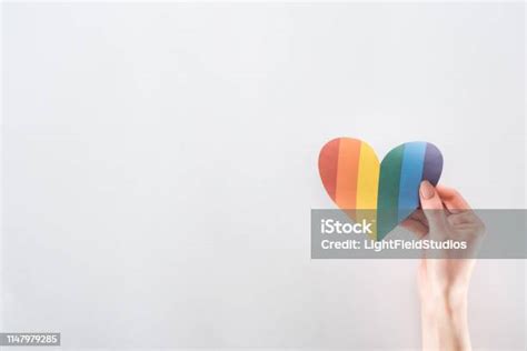 회색 배경에 무지개 색 종이 마음으로 여성의 손의 자른 보기 Lgbt 개념 개념에 대한 스톡 사진 및 기타 이미지 개념