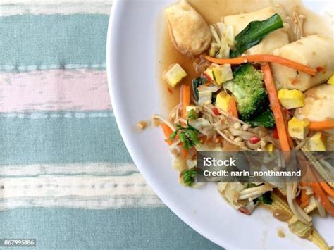 테이블에 쌀과 흰 접시에 두 부와 혼합된 야채 중국 스타일을 저 어 채식 축제에 대 한 낮은 지방 건강 한 음식 건강관리와 의술에 대한 스톡 사진 및 기타 이미지 Istock