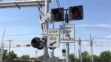 Yellow Flasher Signals Working On Meadowview Road Crossing Youtube