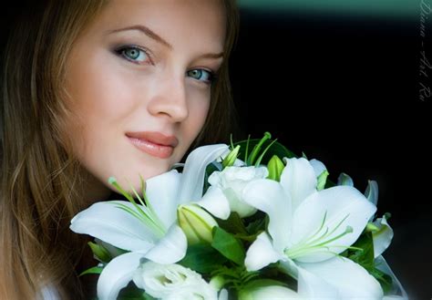 Image2946fata Cu Crini Albi Anitannas Blog La Cafeneaua Trandafirul Rosu