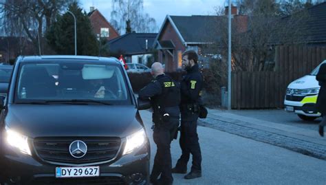 Politiet Rykker Massivt Ud Til Moske