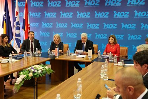 Predsjedništvo i Središnji odbor HDZ a BiH Opet se nameću predstavnici Hrvata HDZ će
