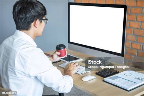 컴퓨터 노트북 앞에서 작업하는 청년의 이미지로 깨끗한 흰색 화면과 텍스트 및 손 입력 정보를 현대 작업 공간에서 키보드에 입력할 수 있는 빈 공간이 있는 화면을 보고