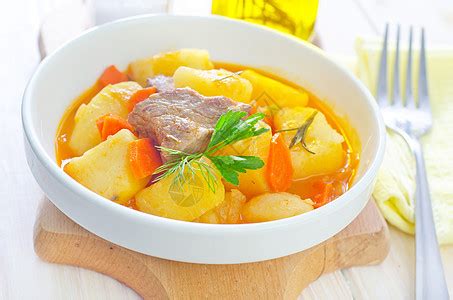 牛肉丝沙锅午餐设置秋葵水壶土豆菜肴草药果汁萝卜高清图片下载 正版图片321601147 摄图网