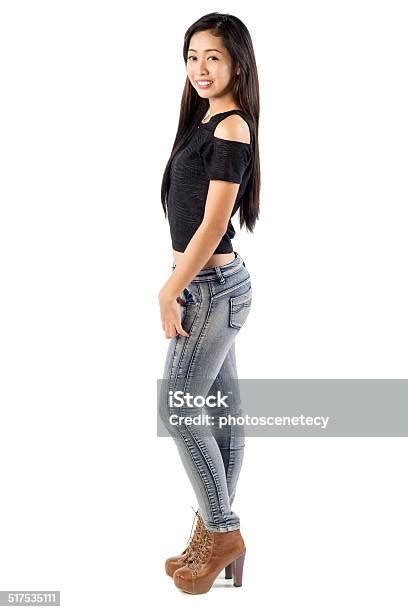 Wanita Muda Mengenakan Celana Jeans Berpose Foto Stok Unduh Gambar