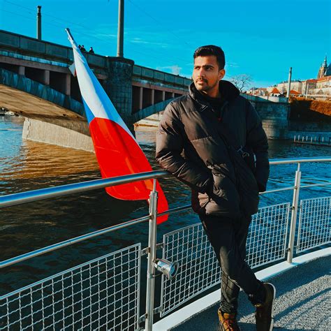 karthik seenuvasan medium