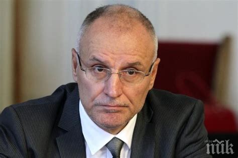 Шефът на БНБ Приемането на еврото в България ще е гладък процес