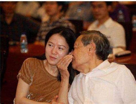 100岁杨振宁：娶小54岁妻子翁帆，爱她18年，用尽余生给她幸福