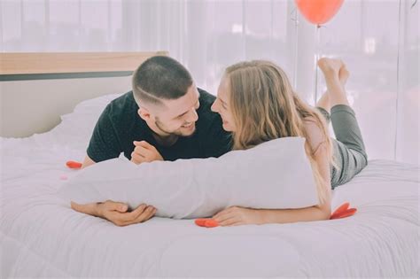Una Pareja Joven Bes Ndose En La Cama Foto Premium