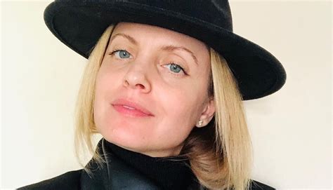 Mena Suvari Δίνει μάχη με την επιλόχειο κατάθλιψη έναν χρόνο μετά τη