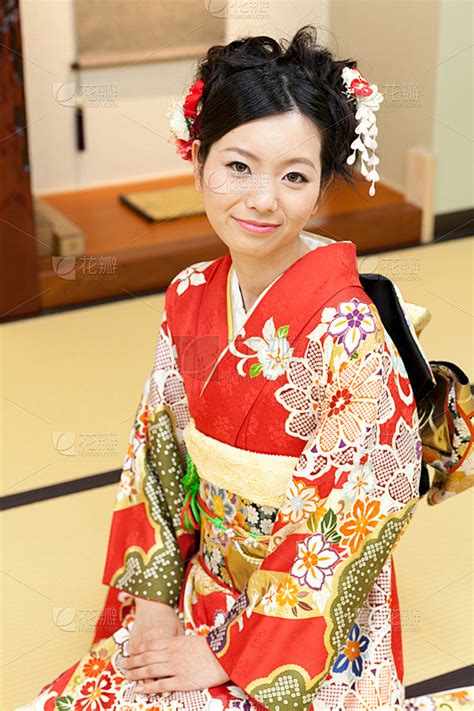 长袖和服塌塌米垫注视镜头女人衣服亚洲住宅房间簪子和服腰带垂直画幅