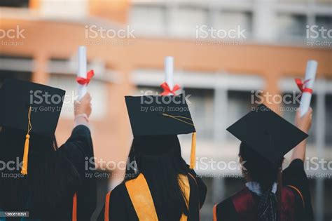 대학 졸업 증명서를 들고 검은 모자를 쓰고 졸업생 개념 교육 축하 졸업식 대학의 졸업생을 축하했다 25 29세에 대한 스톡 사진