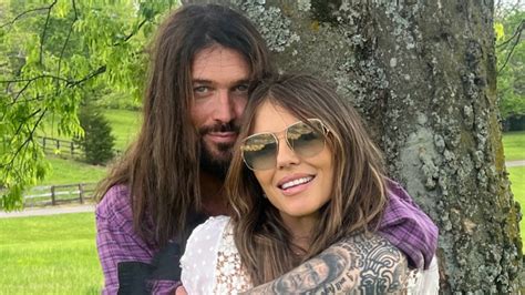 Liz Hurleys Shock Pal Billy Ray Cyrus Disturbed By Photo With