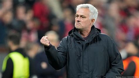 ဆီမီးဖိုင်နယ်မှာ ဘတ်စ်ကားကွက်ပြခဲ့လို့ မော်ရင်ဟိုကို ပြိုင်ဘက်ကစားသမား ပေါက်ကွဲနေ Duwun