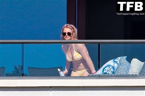 Britney Spears Shows Off Her Sexy Bikini Body 17 Photos Video