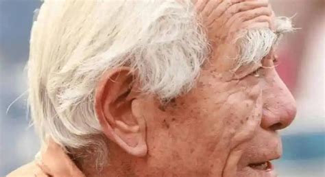 男人老不老，看看上半身，医生：若还能有4个表现，说明你还年轻