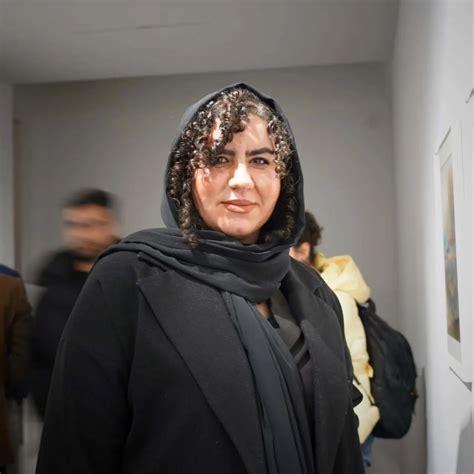 استایل خانومانه روناک سریال نون‌خ در یک نمایشگاه