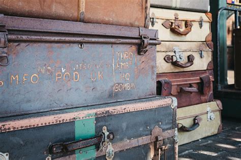 영국 노퍽 셰 링 엄 기차역의 플랫폼에 있는 복고풍 장식 가방 가죽에 대한 스톡 사진 및 기타 이미지 가죽 건물 외관 과거 Istock