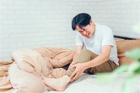 夜中に足がつる原因と対処法。病気の前兆って本当？ 医師監修 健康 ×スポーツ『melos』