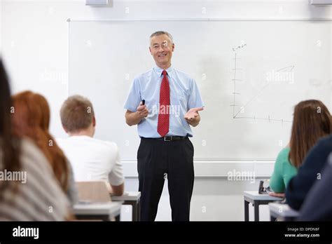 Professeur Debout Devant La Salle De Classe Banque De Photographies Et