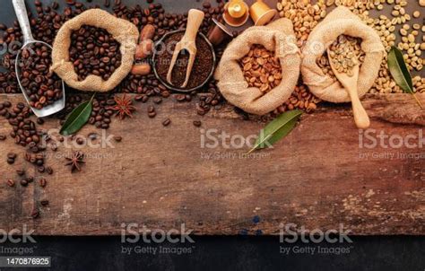 다양한 커피 어두운 구운 커피 콩 갈고리 및 캡슐의 배경과 복사 공간이있는 나무 배경에 스쿱을 설치합니다 0명에 대한 스톡 사진 및 기타 이미지 Istock
