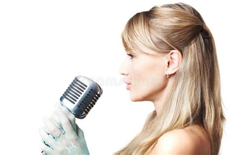 Chica Joven Bonita Que Canta En El Micrófono Retro Foto de archivo