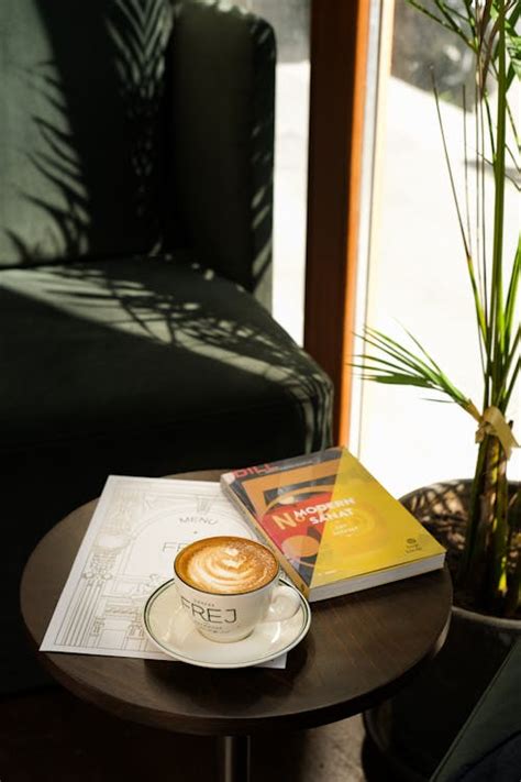 실내 가구 그림자 깨지다 꾸미다양조하다 녹색 도시의 독서하는 디자인 디톡스 따뜻한 음료 따뜻한 음색 라떼 라이프스타일 레저 메뉴 목조 테이블