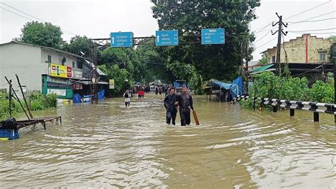 Flood देश के कई हिस्सों में आफत की बारिश नासिक में डूबे मंदिर