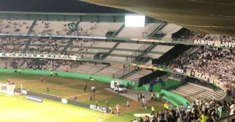 Torcedores do Coritiba tentam invadir espaço destinado à torcida do