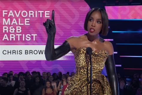 Kelly Rowland Commands Booing Crowd To Chill Out While Accepting