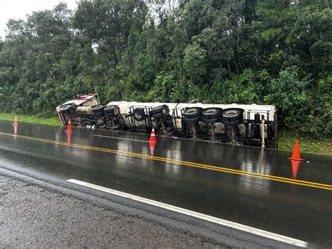 Caminhão carregado óleo diesel tomba na BR 282 em Ponte Serrada