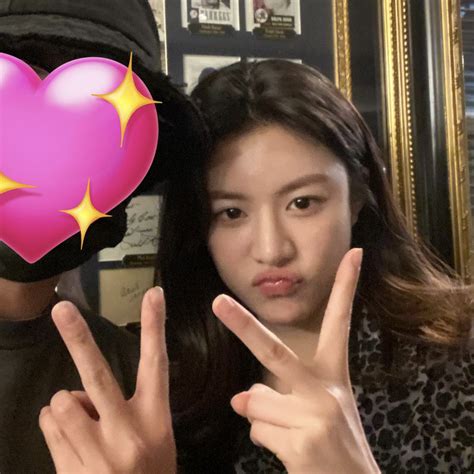 𝙂𝙔𝙅 𝙕𝙄𝙋 💗 On Twitter Goyounjung Took A Picture With Hunt Stuff 🍄