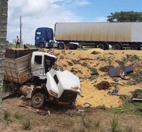 Caminhoneiro Morre Em Acidente Envolvendo Duas Carretas E Um Carro Na