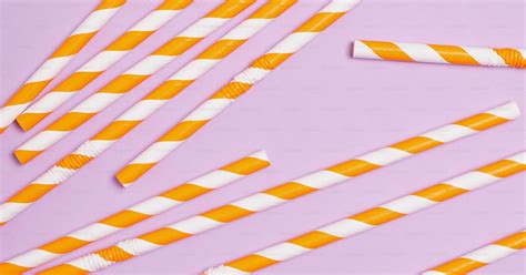 보라색 배경에 주황색과 흰색 줄무늬 종이 빨대 사진 Unsplash의 밀 짚 이미지