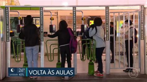Vídeo mil alunos retornaram às escolas públicas para o primeiro dia de aula DF G