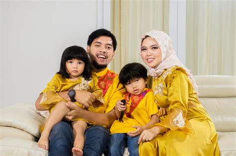 Familia Feliz Viendo La Televisi N Juntos En Casa Foto Premium