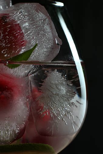 얼음 조각과 딸기와 라임 슬라이스와 음료의 유리 빛의 광선에 0명에 대한 스톡 사진 및 기타 이미지 0명 감귤류 과일 개념 Istock