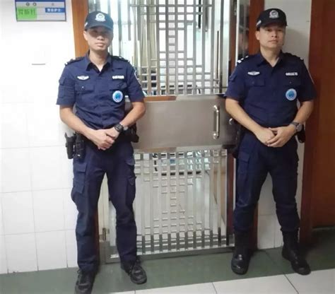 深圳警察试穿新警服人民警察证背面 伤感说说吧