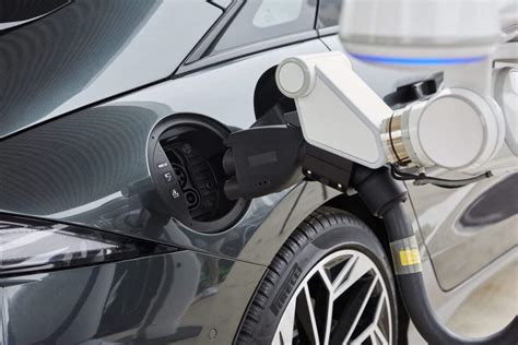This Is How Hyundais Automatic Charging Robot For Electric Cars Works