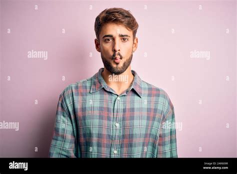 Junger Gutaussehender Mann Mit Bart Das Ein Legere Hemd Trägt Das über Rosafarbenem