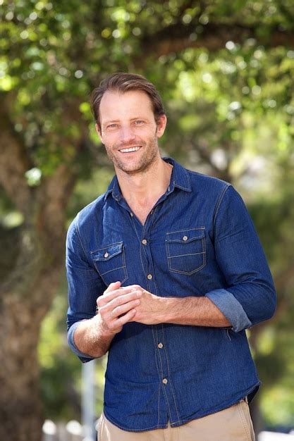 Cool Chico Mayor Sonriendo Afuera Foto Premium