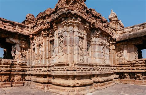 힌두교 사원의 외관에 환상적인 조각 Pattadakal 인도의 신성한 건축 7세기와 8세기의 전통 사원이 있는 유네스코 세계