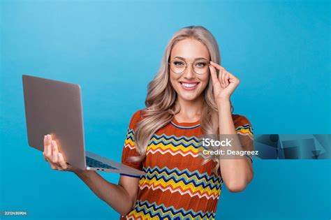 긍정적 인 귀여운 숙녀 입고 인쇄 셔츠 손 팔 안경 작업 사과 Samsubg 현대 장치 절연 블루 컬러 배경의 사진 20 24세에 대한 스톡 사진 및 기타 이미지 Istock