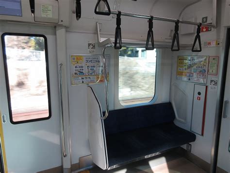 E233系2000番台の車内 常磐線各駅停車や千代田線で使用