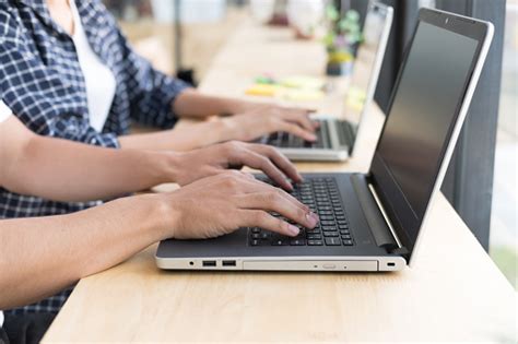 현대 사무실 인테리어 브레인 스토밍에서 회의에 스타트업 젊은 성공적인 팀 비즈니스 계획을 세우고 노트북 컴퓨터에서 작업 공동체에 대한 스톡 사진 및 기타 이미지 Istock