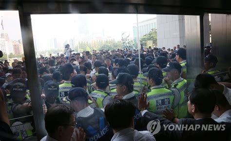 세월호 가족대책위 농성단 국회 본청 진입시도 연합뉴스