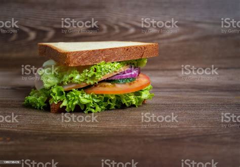 햄 토마토 그린 샐러드를 곁들인 샌드위치를 어두운 테이블에 얹고 유용한 음식 0명에 대한 스톡 사진 및 기타 이미지 0명