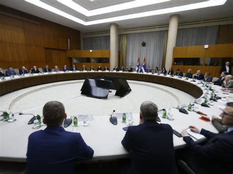 Ванредна сједница Владе Србије присуствује Вучић